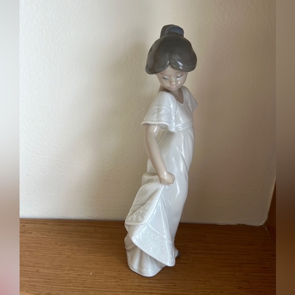 Lladro | Accents | Nao By Lladro Porcelain Figurine How Pretty | Poshmark